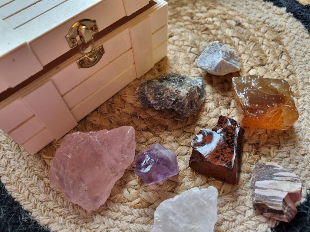 Schatkistje ruwe edelstenen - Tante Agaat Mineralen